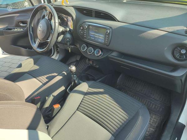 Balts Toyota Yaris 2017 Gargždai, ar dzinēja tilpumu 1.36 L un nobraukumu 175 tūkst. km par 6600 €, foto 6 vietnē AUTOMOTO.COM.LV