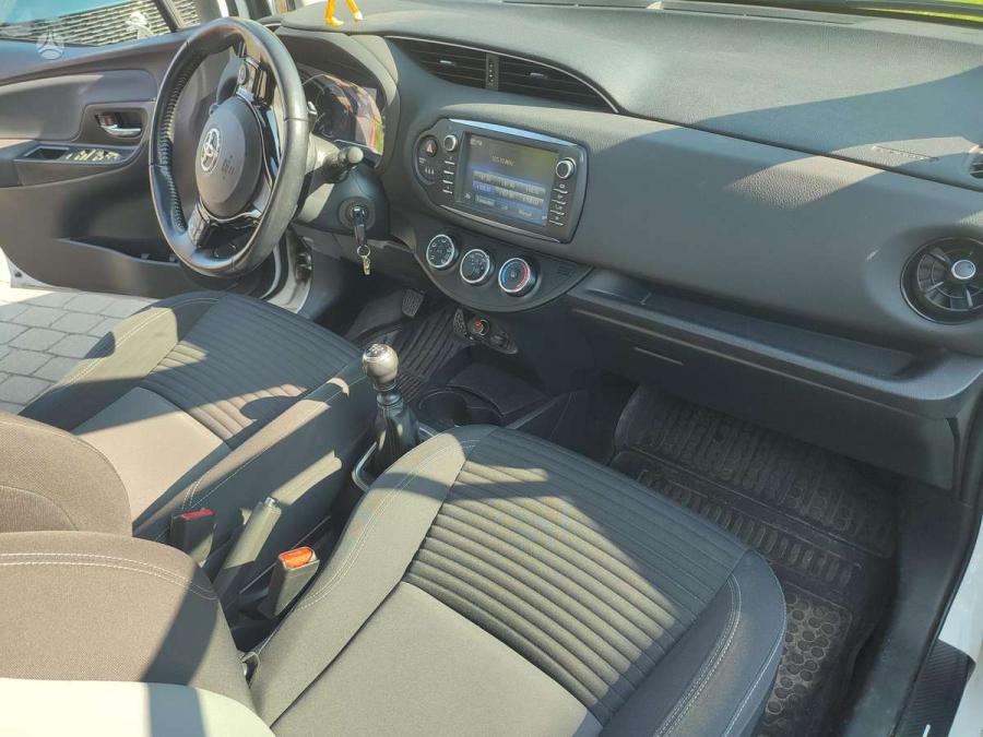 White Toyota Yaris 2017 in Gargzdai, with an engine capacity of 1.36 L and mileage of 175 thousand km for 6600 €, photo 7 on AUTOMOTO.COM.LV