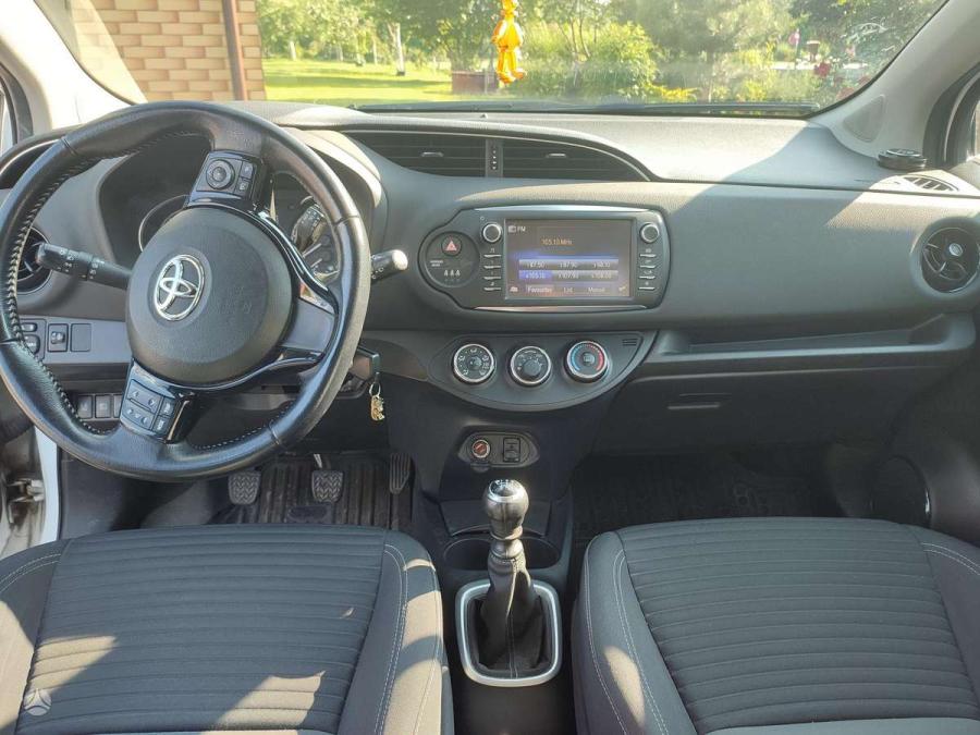 White Toyota Yaris 2017 in Gargzdai, with an engine capacity of 1.36 L and mileage of 175 thousand km for 6600 €, photo 8 on AUTOMOTO.COM.LV