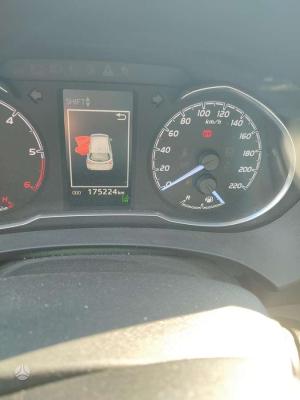 White Toyota Yaris 2017 in Gargzdai, with an engine capacity of 1.36 L and mileage of 175 thousand km for 6600 €, photo 10 on AUTOMOTO.COM.LV