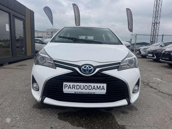 White Toyota Yaris 2017 in Panevezys, with an engine capacity of 1.50 L and mileage of 141 thousand km for 9500 €, photo 2 on AUTOMOTO.COM.LV
