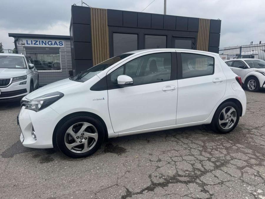 White Toyota Yaris 2017 in Panevezys, with an engine capacity of 1.50 L and mileage of 141 thousand km for 9500 €, photo 4 on AUTOMOTO.COM.LV