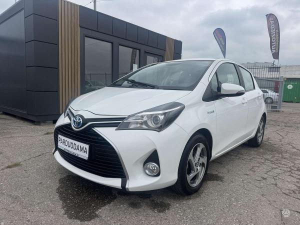 White Toyota Yaris 2017 in Panevezys, with an engine capacity of 1.50 L and mileage of 141 thousand km for 9500 €, photo 4 on AUTOMOTO.COM.LV