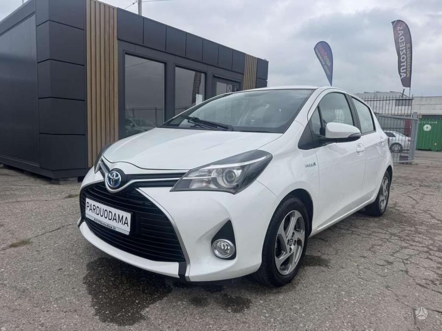 White Toyota Yaris 2017 in Panevezys, with an engine capacity of 1.50 L and mileage of 141 thousand km for 9500 €, photo 5 on AUTOMOTO.COM.LV
