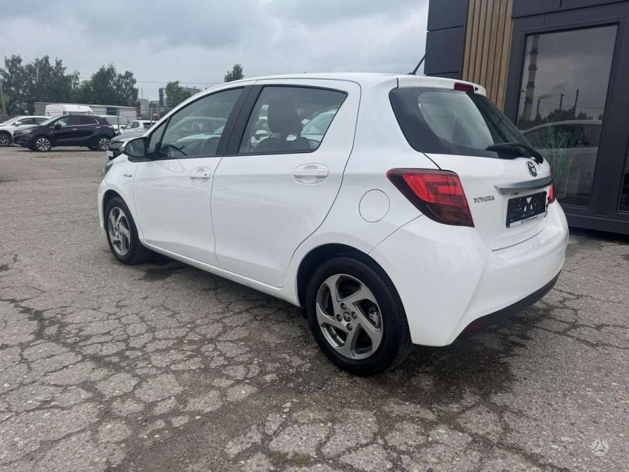 White Toyota Yaris 2017 in Panevezys, with an engine capacity of 1.50 L and mileage of 141 thousand km for 9500 €, photo 6 on AUTOMOTO.COM.LV