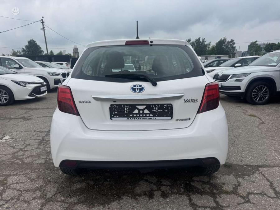 White Toyota Yaris 2017 in Panevezys, with an engine capacity of 1.50 L and mileage of 141 thousand km for 9500 €, photo 7 on AUTOMOTO.COM.LV