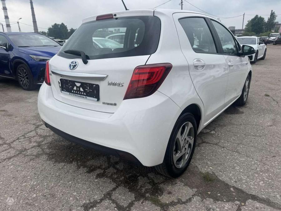 White Toyota Yaris 2017 in Panevezys, with an engine capacity of 1.50 L and mileage of 141 thousand km for 9500 €, photo 8 on AUTOMOTO.COM.LV