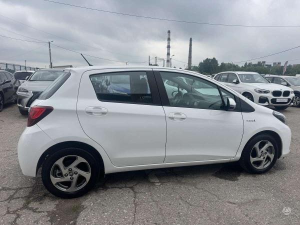 White Toyota Yaris 2017 in Panevezys, with an engine capacity of 1.50 L and mileage of 141 thousand km for 9500 €, photo 8 on AUTOMOTO.COM.LV