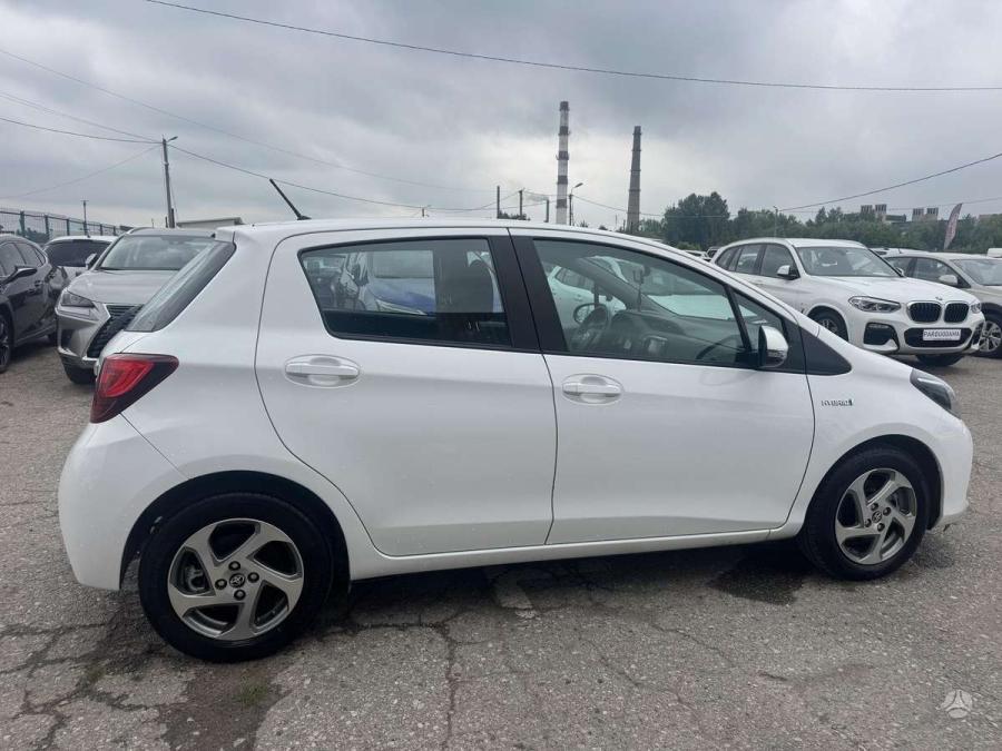 White Toyota Yaris 2017 in Panevezys, with an engine capacity of 1.50 L and mileage of 141 thousand km for 9500 €, photo 9 on AUTOMOTO.COM.LV
