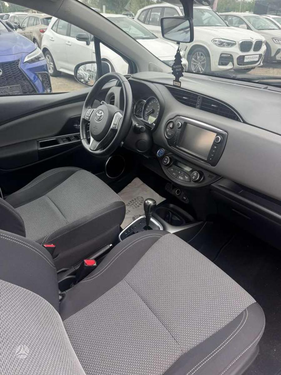 White Toyota Yaris 2017 in Panevezys, with an engine capacity of 1.50 L and mileage of 141 thousand km for 9500 €, photo 11 on AUTOMOTO.COM.LV