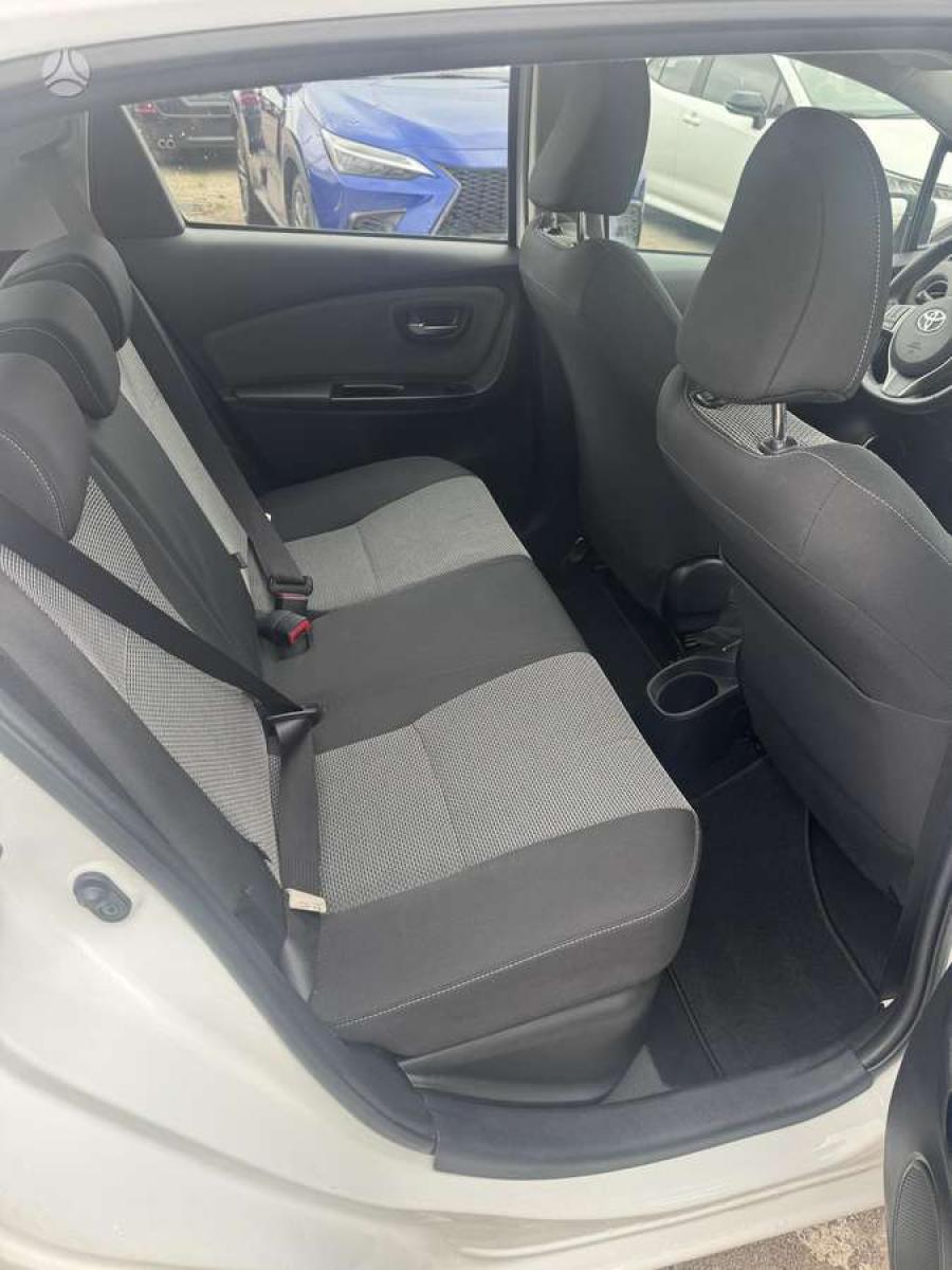 White Toyota Yaris 2017 in Panevezys, with an engine capacity of 1.50 L and mileage of 141 thousand km for 9500 €, photo 12 on AUTOMOTO.COM.LV