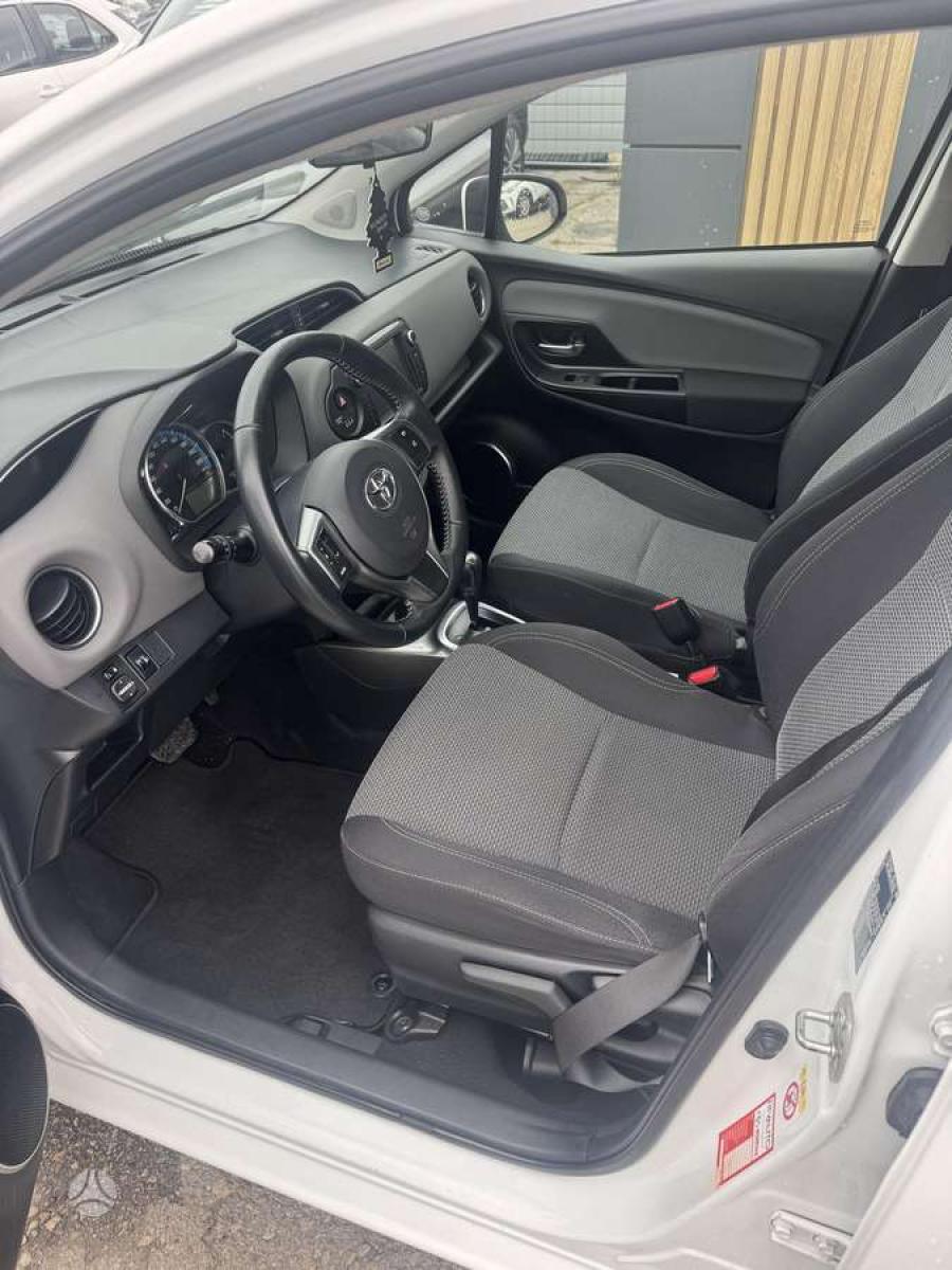 White Toyota Yaris 2017 in Panevezys, with an engine capacity of 1.50 L and mileage of 141 thousand km for 9500 €, photo 16 on AUTOMOTO.COM.LV