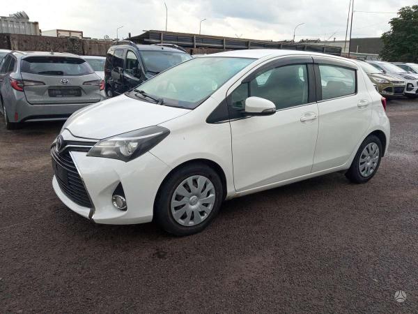 White Toyota Yaris 2017 in Panevezys, with an engine capacity of 1.00 L and mileage of 121 thousand km for 6500 €, photo 1 on AUTOMOTO.COM.LV