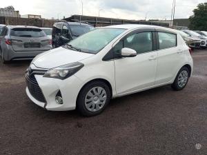 Balts Toyota Yaris 2017 Panevēža, ar dzinēja tilpumu 1.00 L un nobraukumu 121 tūkst. km par 6500 €, foto  vietnē AUTOMOTO.COM.LV