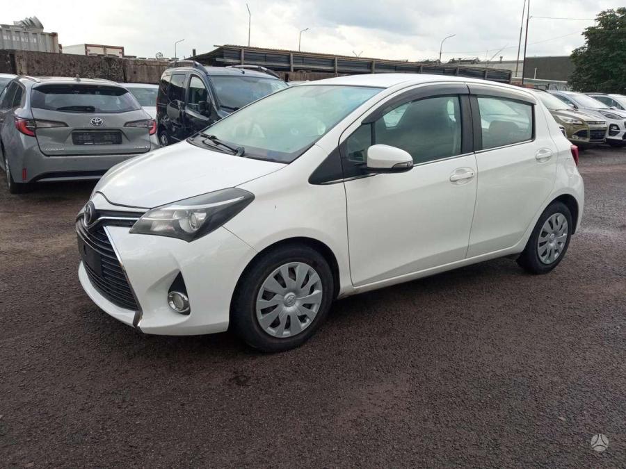 Balts Toyota Yaris 2017 Panevēža, ar dzinēja tilpumu 1.00 L un nobraukumu 121 tūkst. km par 6500 €, foto 1 vietnē AUTOMOTO.COM.LV
