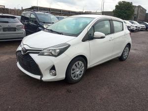 Balts Toyota Yaris 2017 Panevēža, ar dzinēja tilpumu 1.00 L un nobraukumu 121 tūkst. km par 6500 €, foto 3 vietnē AUTOMOTO.COM.LV