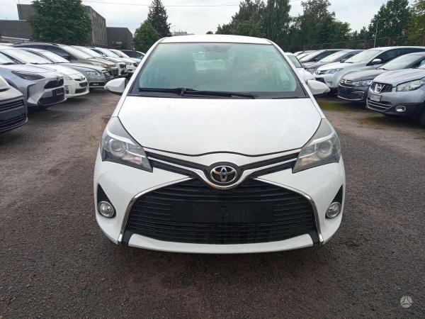 White Toyota Yaris 2017 in Panevezys, with an engine capacity of 1.00 L and mileage of 121 thousand km for 6500 €, photo 4 on AUTOMOTO.COM.LV