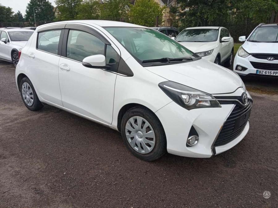 Balts Toyota Yaris 2017 Panevēža, ar dzinēja tilpumu 1.00 L un nobraukumu 121 tūkst. km par 6500 €, foto 8 vietnē AUTOMOTO.COM.LV