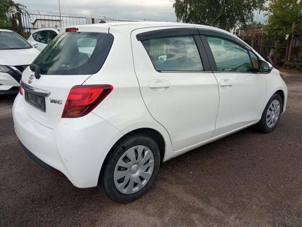 White Toyota Yaris 2017 in Panevezys, with an engine capacity of 1.00 L and mileage of 121 thousand km for 6500 €, photo 8 on AUTOMOTO.COM.LV