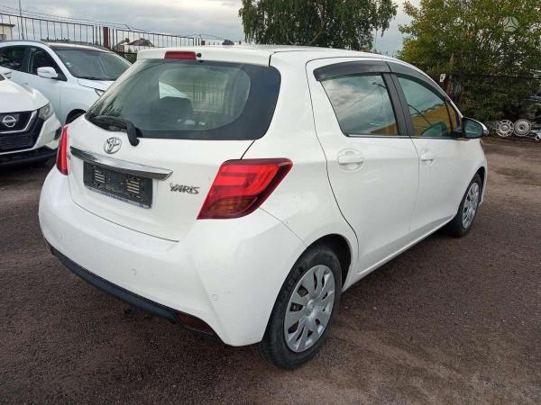 White Toyota Yaris 2017 in Panevezys, with an engine capacity of 1.00 L and mileage of 121 thousand km for 6500 €, photo 9 on AUTOMOTO.COM.LV