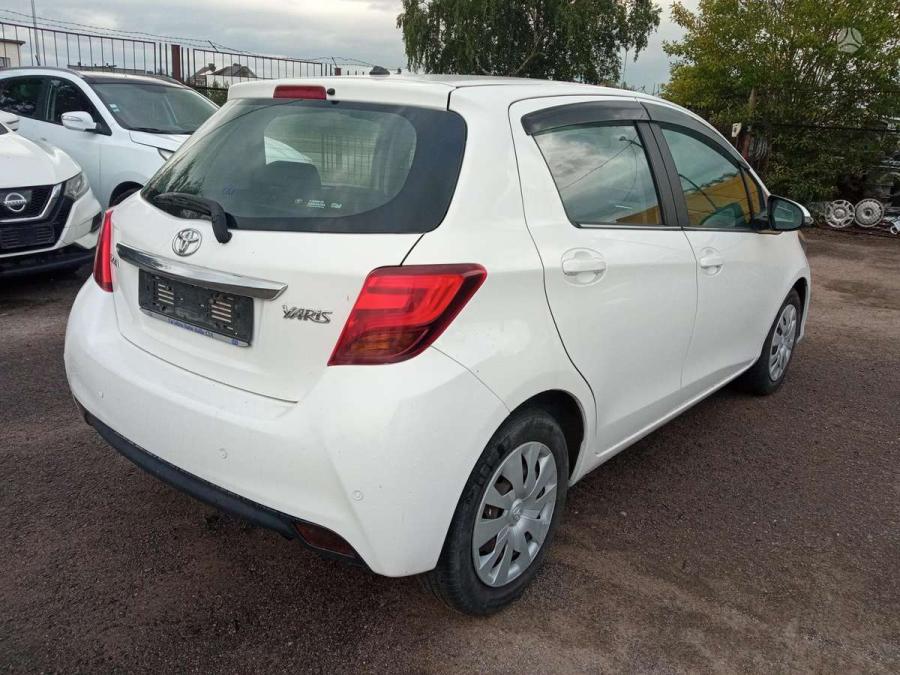 Balts Toyota Yaris 2017 Panevēža, ar dzinēja tilpumu 1.00 L un nobraukumu 121 tūkst. km par 6500 €, foto 10 vietnē AUTOMOTO.COM.LV