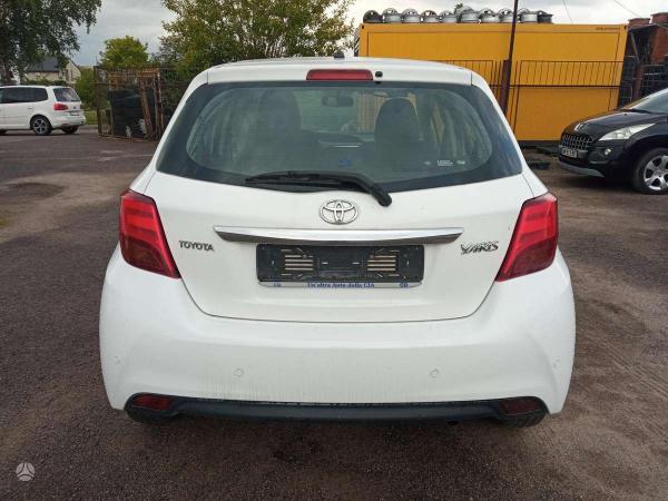 White Toyota Yaris 2017 in Panevezys, with an engine capacity of 1.00 L and mileage of 121 thousand km for 6500 €, photo 10 on AUTOMOTO.COM.LV