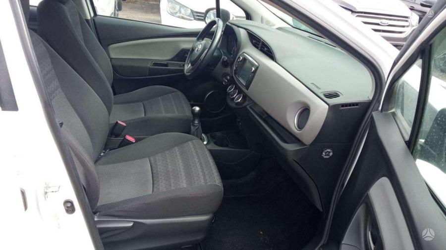 Balts Toyota Yaris 2017 Panevēža, ar dzinēja tilpumu 1.00 L un nobraukumu 121 tūkst. km par 6500 €, foto 14 vietnē AUTOMOTO.COM.LV