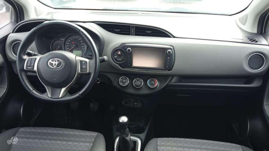 Balts Toyota Yaris 2017 Panevēža, ar dzinēja tilpumu 1.00 L un nobraukumu 121 tūkst. km par 6500 €, foto 16 vietnē AUTOMOTO.COM.LV