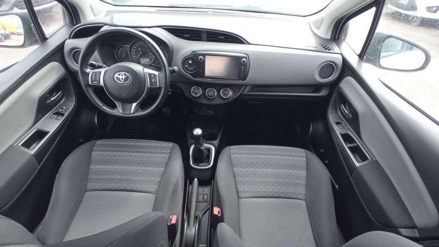 Balts Toyota Yaris 2017 Panevēža, ar dzinēja tilpumu 1.00 L un nobraukumu 121 tūkst. km par 6500 €, foto 17 vietnē AUTOMOTO.COM.LV