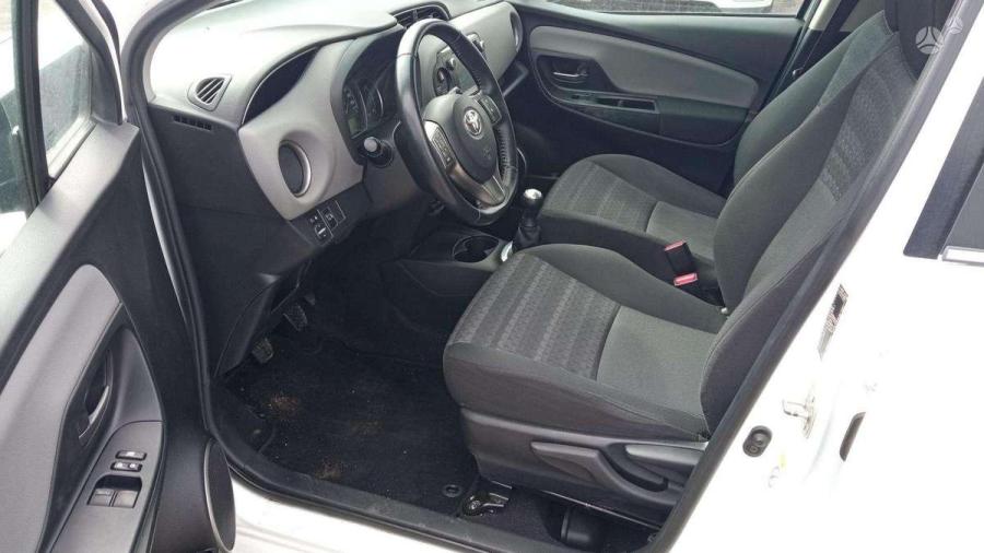 Balts Toyota Yaris 2017 Panevēža, ar dzinēja tilpumu 1.00 L un nobraukumu 121 tūkst. km par 6500 €, foto 18 vietnē AUTOMOTO.COM.LV