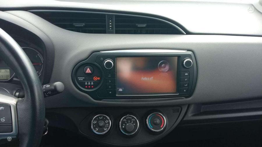 Balts Toyota Yaris 2017 Panevēža, ar dzinēja tilpumu 1.00 L un nobraukumu 121 tūkst. km par 6500 €, foto 20 vietnē AUTOMOTO.COM.LV