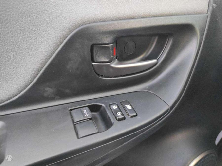 Balts Toyota Yaris 2017 Panevēža, ar dzinēja tilpumu 1.00 L un nobraukumu 121 tūkst. km par 6500 €, foto 26 vietnē AUTOMOTO.COM.LV