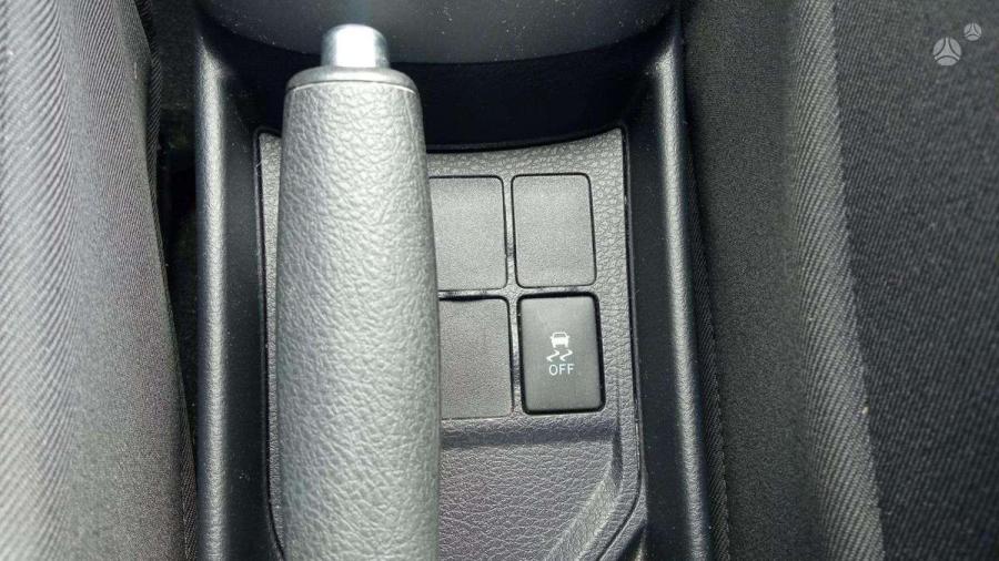 Balts Toyota Yaris 2017 Panevēža, ar dzinēja tilpumu 1.00 L un nobraukumu 121 tūkst. km par 6500 €, foto 27 vietnē AUTOMOTO.COM.LV