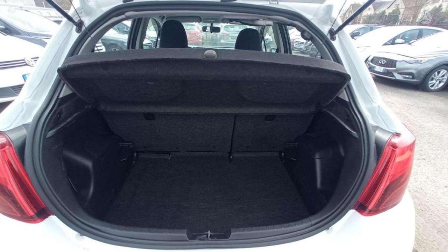 Balts Toyota Yaris 2017 Panevēža, ar dzinēja tilpumu 1.00 L un nobraukumu 121 tūkst. km par 6500 €, foto 33 vietnē AUTOMOTO.COM.LV