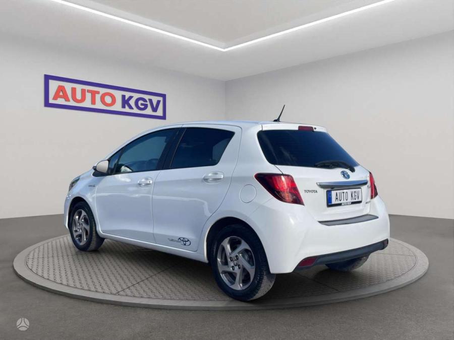 Balts Toyota Yaris 2017 Viļņa, ar dzinēja tilpumu 1.50 L un nobraukumu 138 tūkst. km par 10999 €, foto 4 vietnē AUTOMOTO.COM.LV