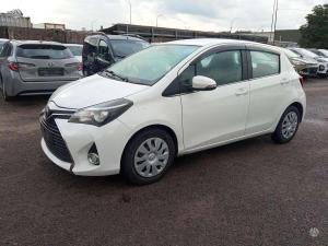 Balts Toyota Yaris 2017 Panevēža, ar dzinēja tilpumu 1.00 L un nobraukumu 121 tūkst. km par 6500 €, foto  vietnē AUTOMOTO.COM.LV