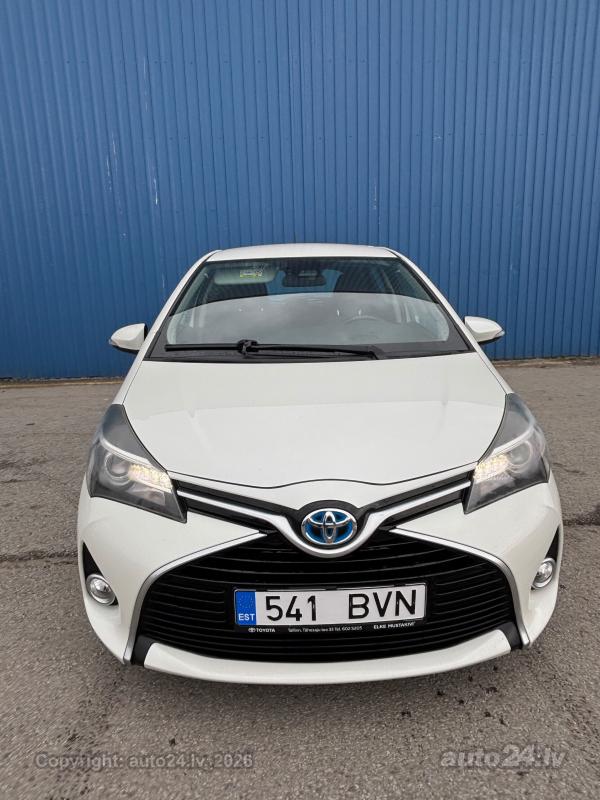 White Toyota Yaris 2017 in Tallinn, with an engine capacity of 1.50 L and mileage of 141 thousand km for 10750 €, photo 1 on AUTOMOTO.COM.LV