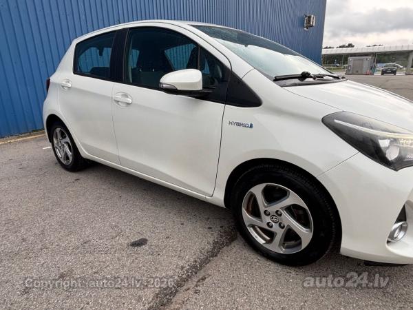 White Toyota Yaris 2017 in Tallinn, with an engine capacity of 1.50 L and mileage of 141 thousand km for 10750 €, photo 4 on AUTOMOTO.COM.LV