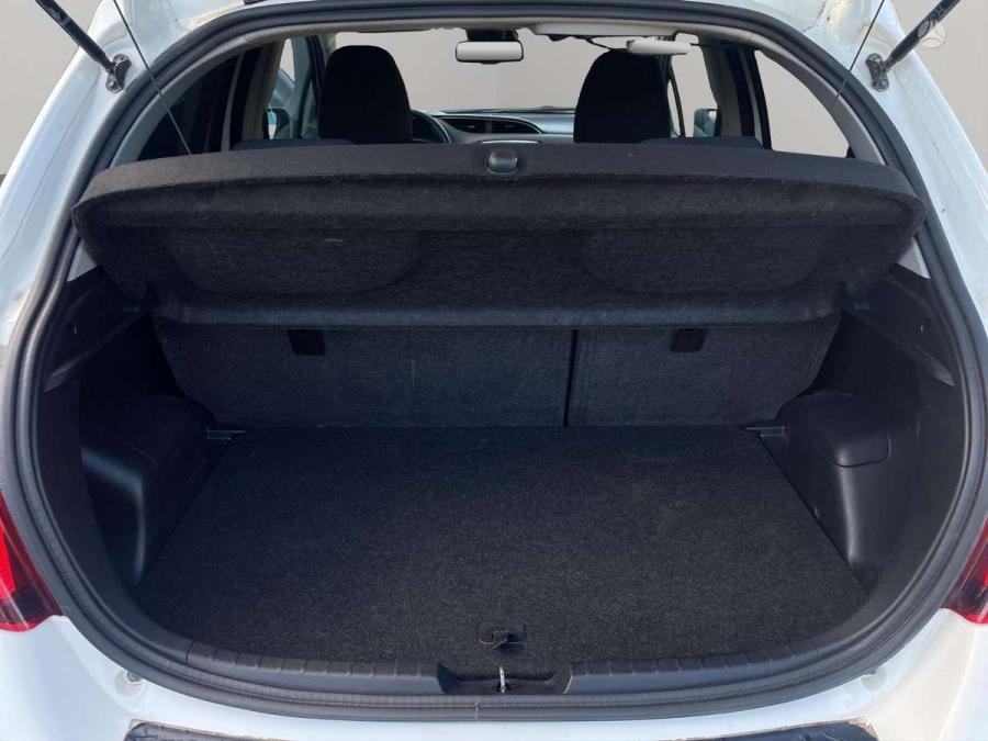 White Toyota Yaris 2017 in Vilnius, with an engine capacity of 1.50 L and mileage of 138 thousand km for 10999 €, photo 11 on AUTOMOTO.COM.LV