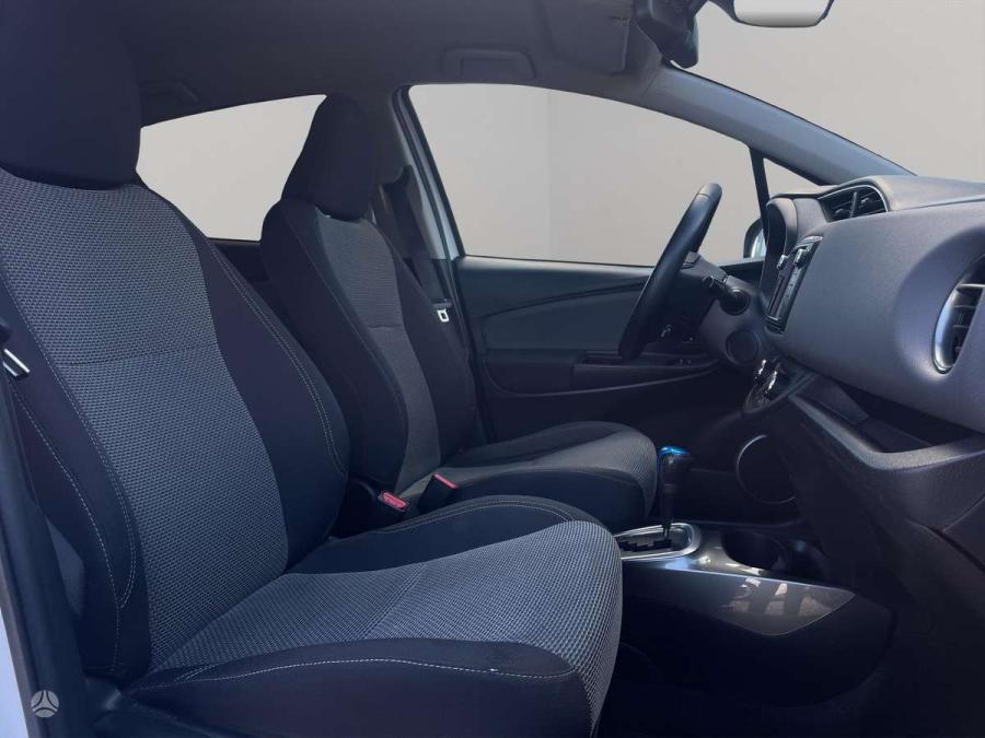 Balts Toyota Yaris 2017 Viļņa, ar dzinēja tilpumu 1.50 L un nobraukumu 138 tūkst. km par 10999 €, foto 9 vietnē AUTOMOTO.COM.LV