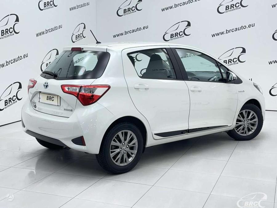 White Toyota Yaris 2018 in Vilnius, with an engine capacity of 1.50 L and mileage of 113 thousand km for 10500 €, photo 3 on AUTOMOTO.COM.LV