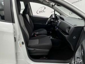 White Toyota Yaris 2018 in Vilnius, with an engine capacity of 1.50 L and mileage of 113 thousand km for 10500 €, photo 5 on AUTOMOTO.COM.LV