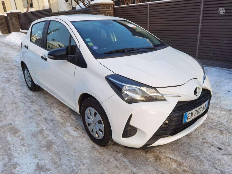 Balts Toyota Yaris 2018 Kauņa, ar dzinēja tilpumu 1.00 L un nobraukumu 245 tūkst. km par 3850 €, foto 24 vietnē AUTOMOTO.COM.LV