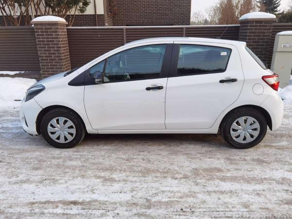 White Toyota Yaris 2018 in Kaunas, with an engine capacity of 1.00 L and mileage of 245 thousand km for 2800 €, photo 2 on AUTOMOTO.COM.LV