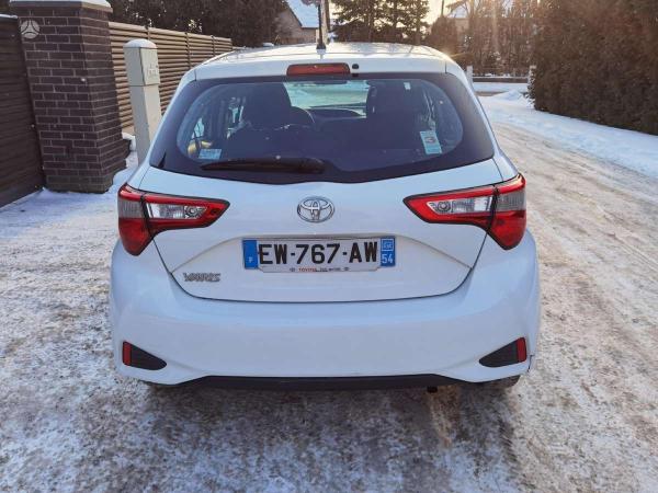 White Toyota Yaris 2018 in Kaunas, with an engine capacity of 1.00 L and mileage of 245 thousand km for 2800 €, photo 4 on AUTOMOTO.COM.LV