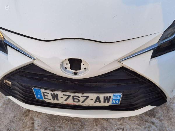 White Toyota Yaris 2018 in Kaunas, with an engine capacity of 1.00 L and mileage of 245 thousand km for 2800 €, photo 9 on AUTOMOTO.COM.LV