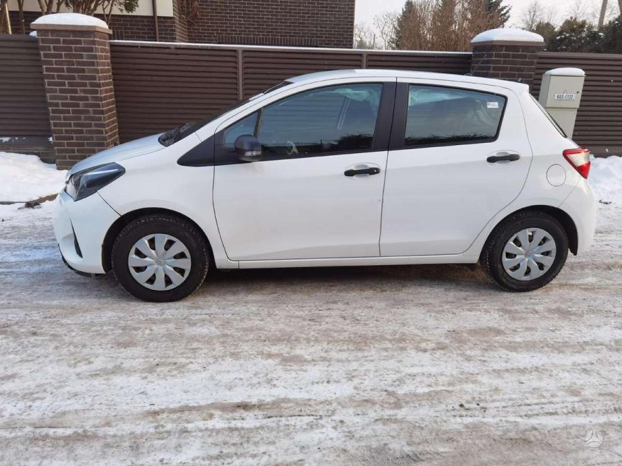 White Toyota Yaris 2018 in Kaunas, with an engine capacity of 1.00 L and mileage of 245 thousand km for 2700 €, photo 2 on AUTOMOTO.COM.LV