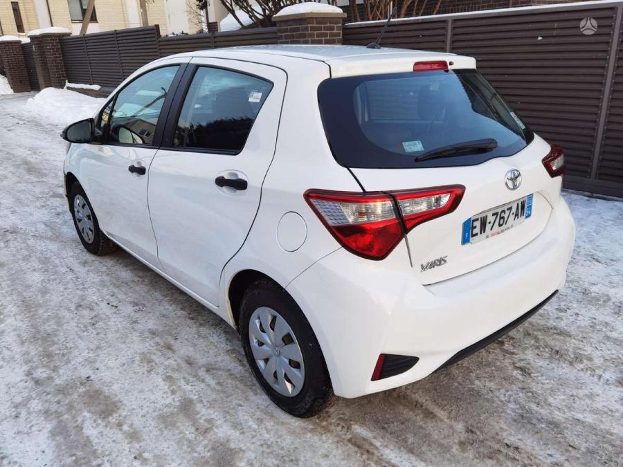 White Toyota Yaris 2018 in Kaunas, with an engine capacity of 1.00 L and mileage of 245 thousand km for 2700 €, photo 3 on AUTOMOTO.COM.LV