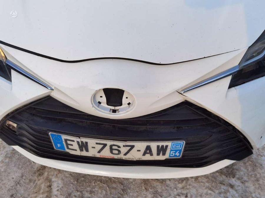 White Toyota Yaris 2018 in Kaunas, with an engine capacity of 1.00 L and mileage of 245 thousand km for 2700 €, photo 10 on AUTOMOTO.COM.LV