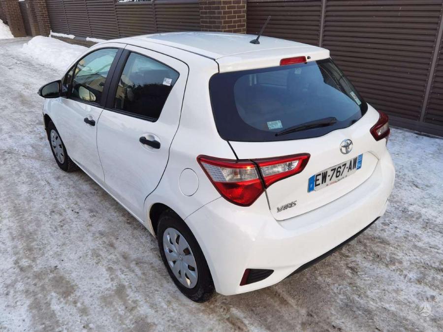 White Toyota Yaris 2018 in Kaunas, with an engine capacity of 1.00 L and mileage of 245 thousand km for 2700 €, photo 24 on AUTOMOTO.COM.LV